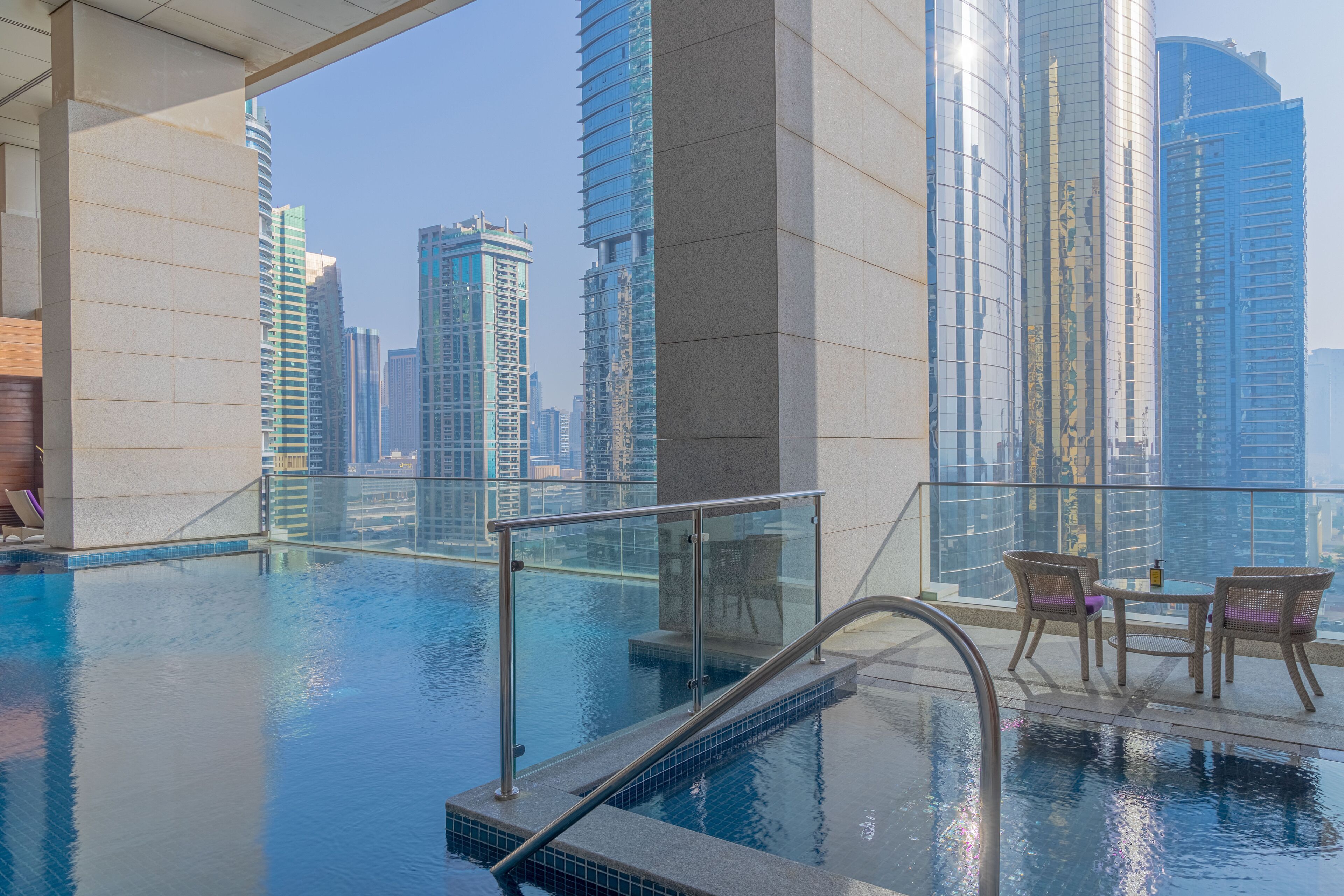 Piscina externa, espreguiçadeiras