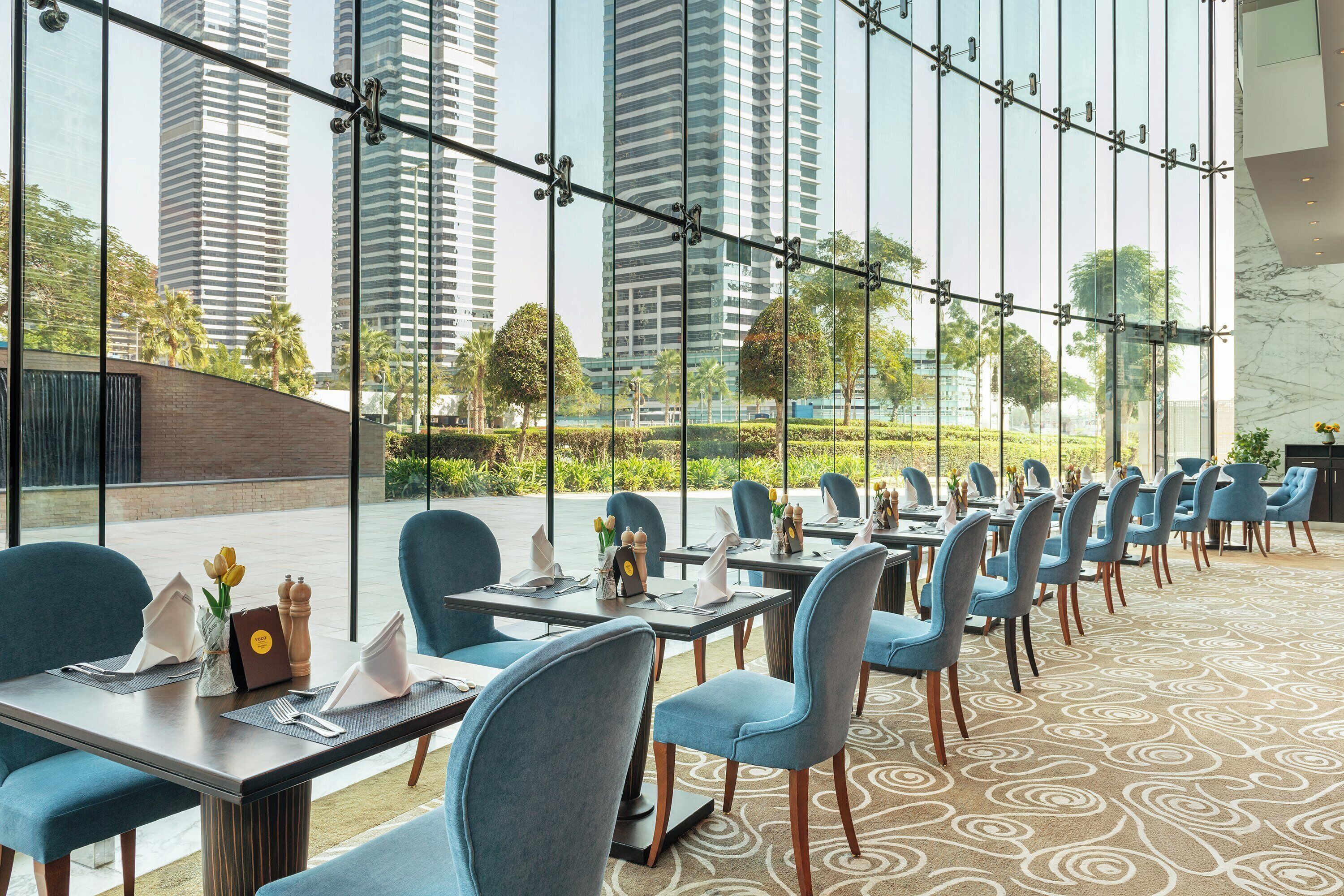 3 restaurantes: servem pequenos-almoços, almoços, jantares e brunches