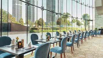 3 restaurantes: servem pequenos-almoços, almoços, jantares e brunches