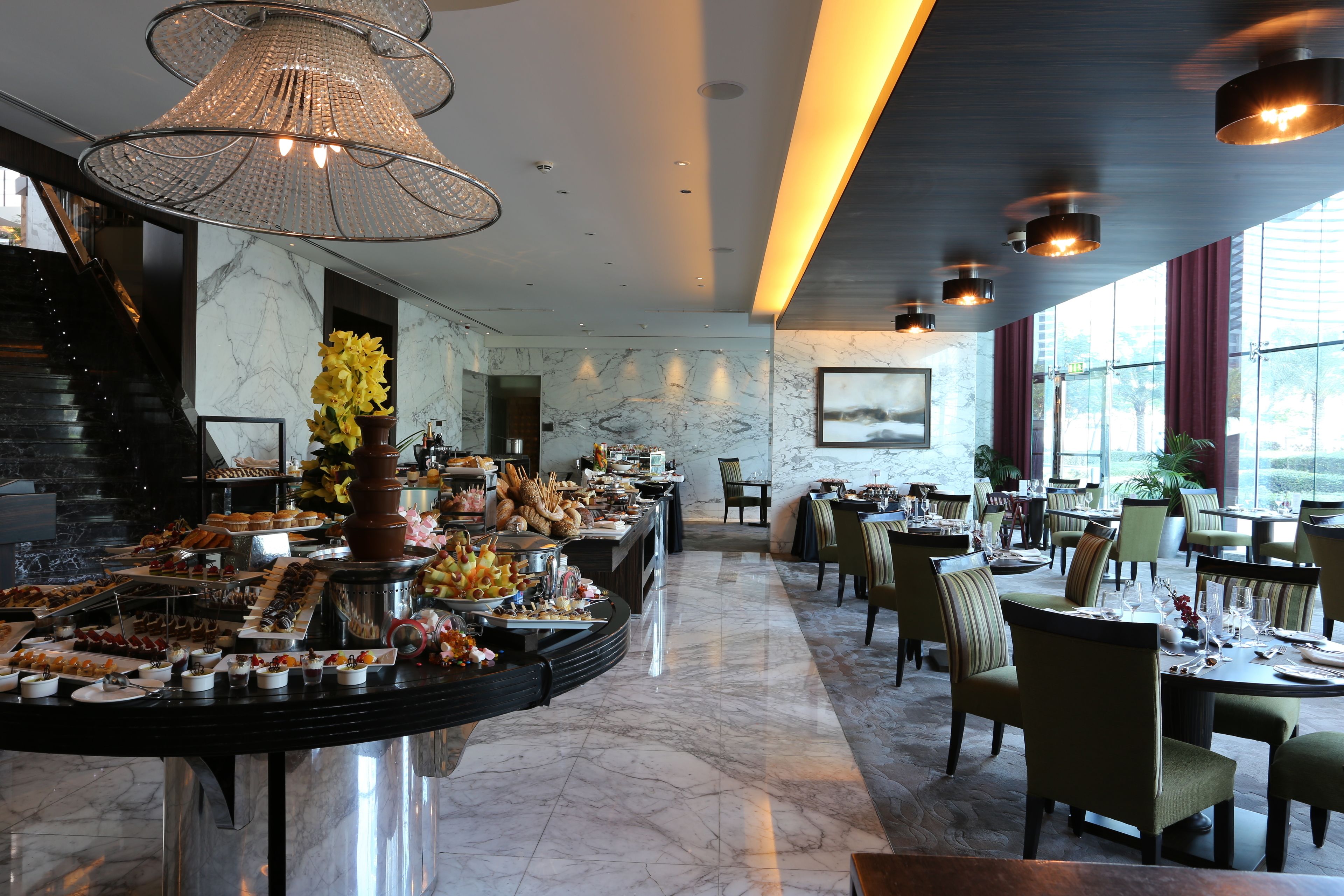 Café da manhã com buffet todos os dias (AED 125 por pessoa) 