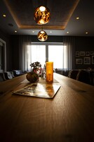 Almoços e jantares servidos, incluindo cozinha internacional 