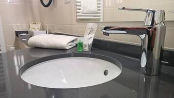 Artigos de higiene pessoal grátis, um secador de cabelo