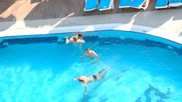Piscina interior, piscina exterior, guarda-sóis, espreguiçadeiras