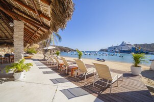 Perto da praia, espreguiçadeiras, guarda-sóis de praia 