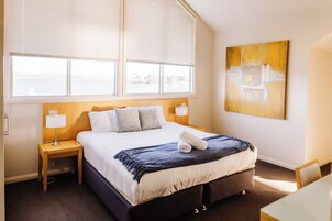 Apartamento Deluxe, 2 quartos | Cofre no quarto, quartos insonorizados, ferro/tábua de engomar 