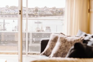 Apartamento Deluxe, 2 quartos | Sala de estar | Televisor LCD 