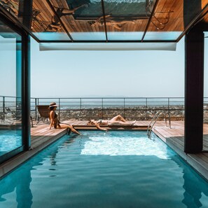 Piscina externa, espreguiçadeiras