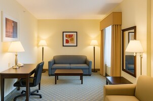 Suite, 1 King Bed with Sofabed, Non-Smoking | Secretária, ferro/tábua de engomar, Wi-fi grátis 