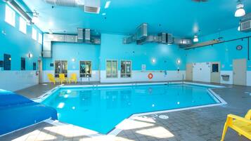 Piscina interior, espreguiçadeiras