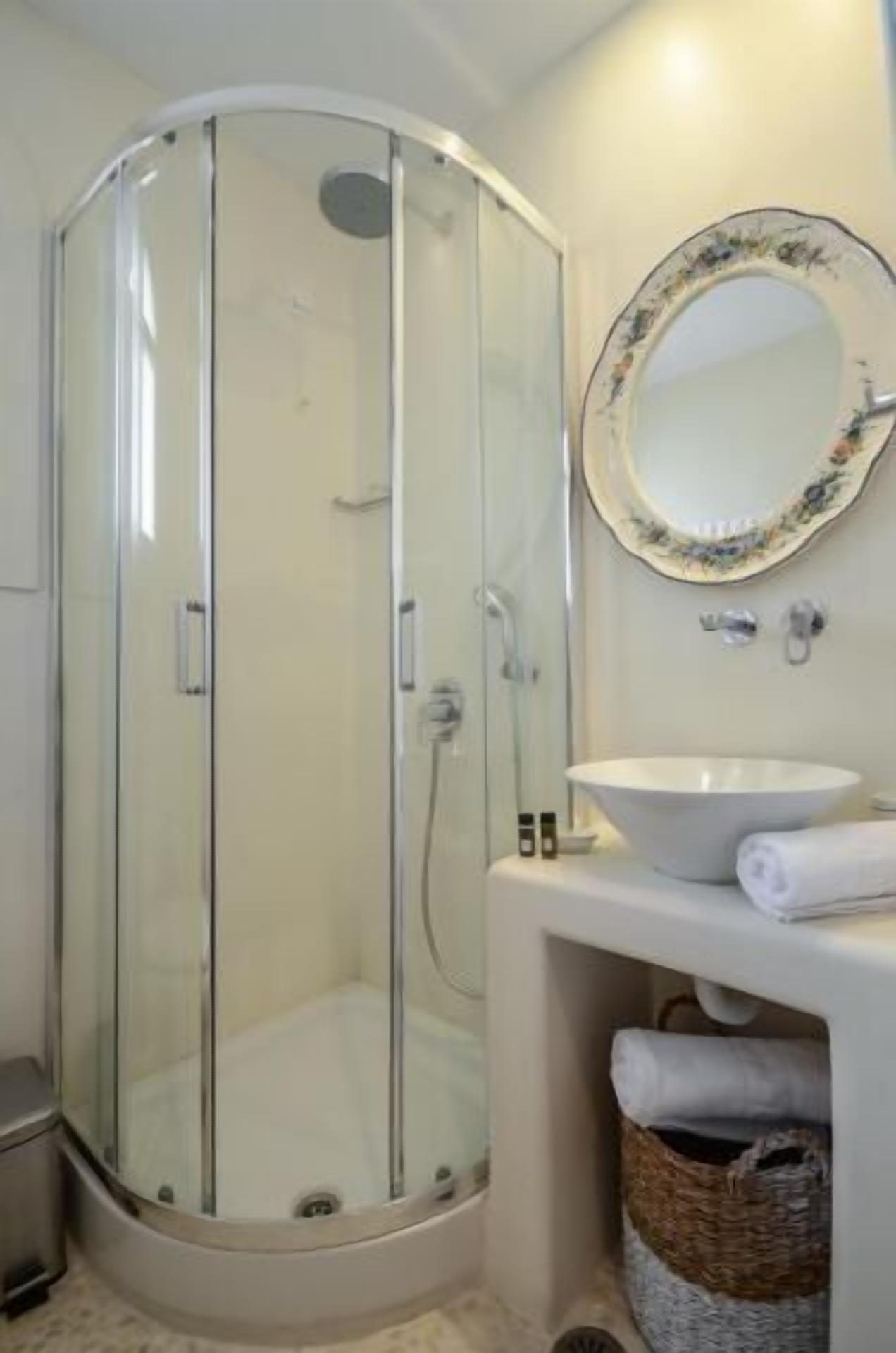 Quarto Duplo ou Twin Standard | Casa de banho | Um polibã, um secador de cabelo, toalhas fornecidas 