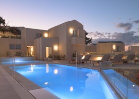 Piscina exterior sazonal, guarda-sóis, espreguiçadeiras