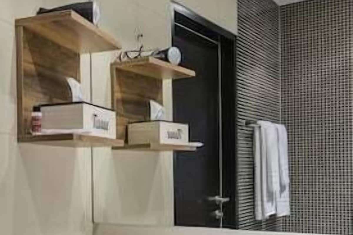 Casa de banho | Um polibã, artigos de higiene pessoal grátis, um secador de cabelo