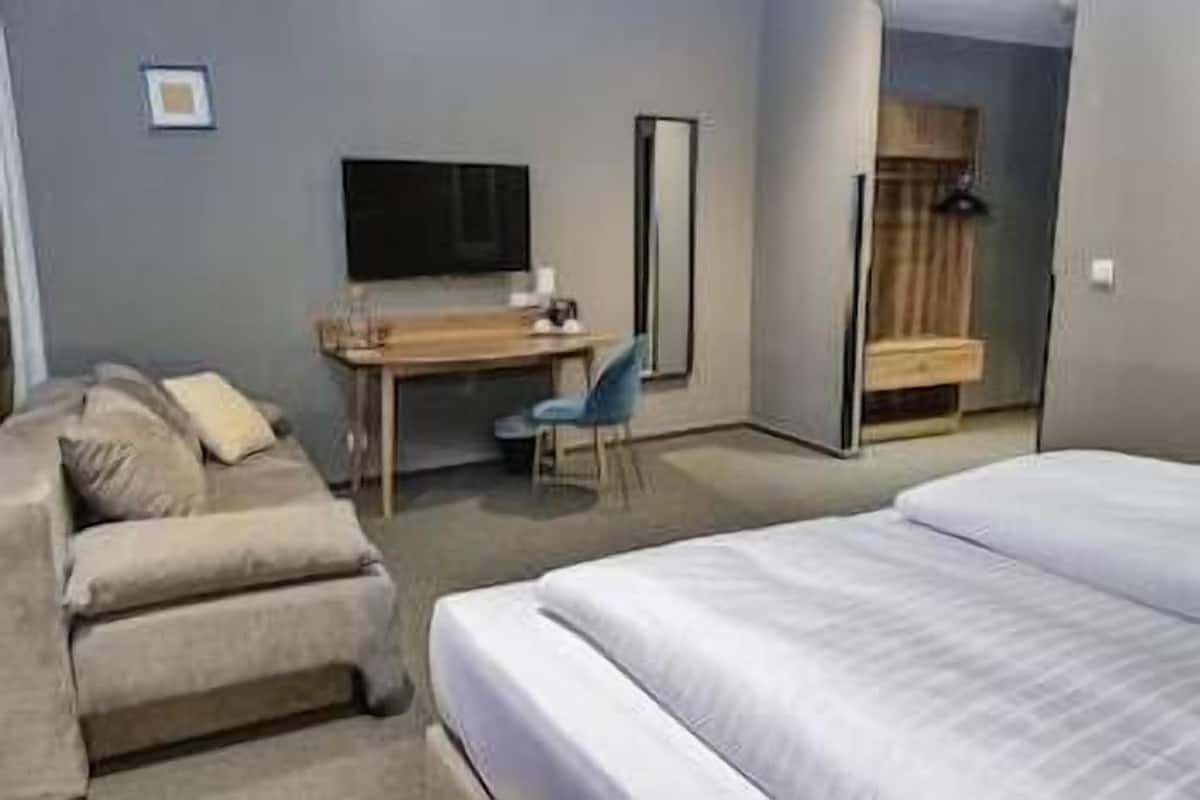 Com decoração personalizada, secretária