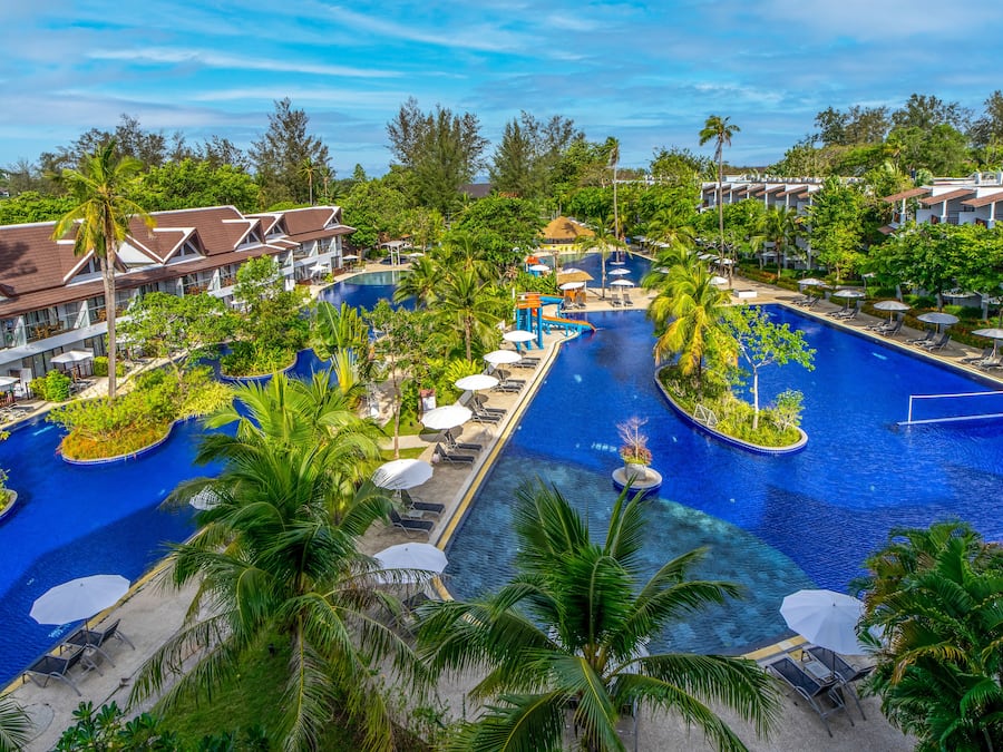 8 piscinas externas, funciona das 8h às 20h, guarda-sóis
