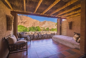 Roupas de cama premium, camas com colchões pillow-top, frigobar