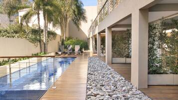 Piscina exterior, guarda-sóis, espreguiçadeiras