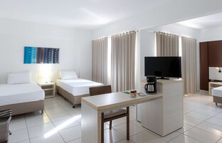 Quarto luxo, várias camas, para não fumantes | Frigobar, cofres nos quartos, espaço de trabalho para notebook
