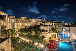 Piscina externa, guarda-sóis, espreguiçadeiras