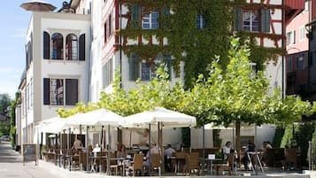 2 restaurantes, que servem almoços, jantares, também cozinha regional