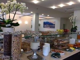 Café da manhã com buffet todos os dias (EUR 10 por pessoa) 