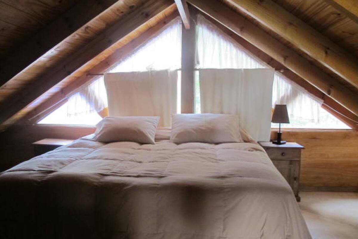 Cabana de Madeira Panorâmica | Roupa de alta qualidade, edredões de penas, camas de colchão pillowtop