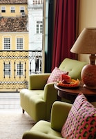 Quarto Deluxe | Roupa de alta qualidade, minibar, cofre no quarto