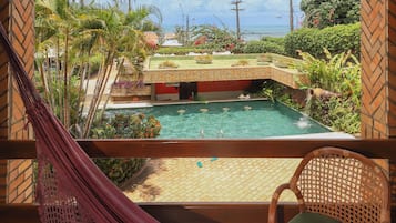 Quarto Duplo, varanda, vista para a piscina | Minibar, Wi-fi grátis, roupa de cama fornecida