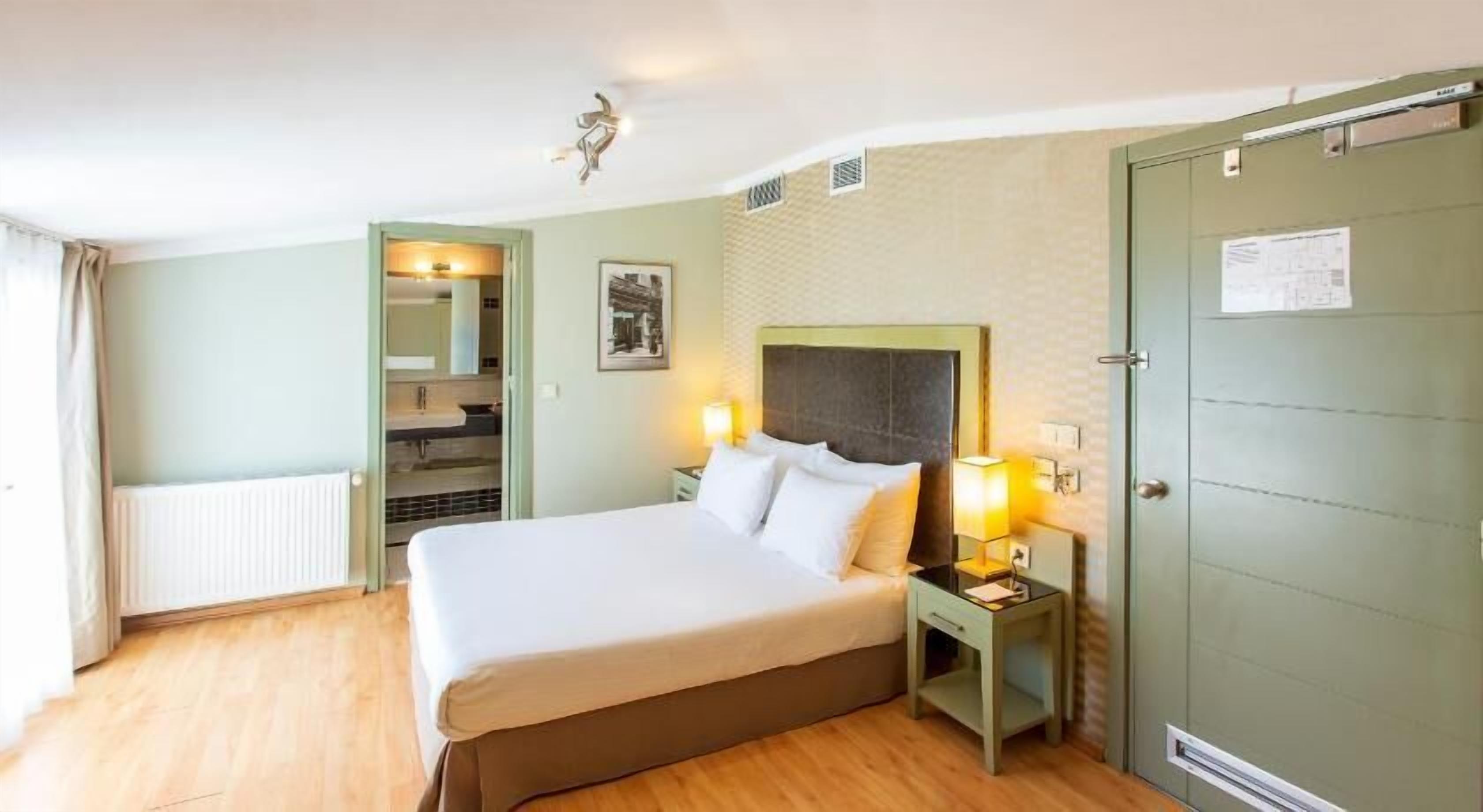 Frigobar (abastecido com alguns itens grátis), cofres nos quartos