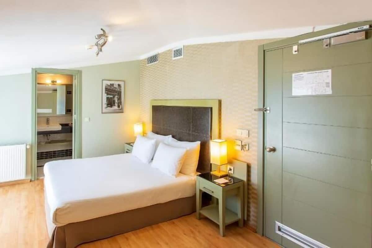 Frigobar (abastecido com alguns itens grátis), cofres nos quartos