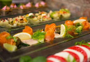 Pequeno-almoço tipo buffet diário mediante uma taxa 