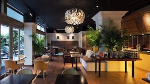 Decoração moderna com área de bar, assentos e amplas janelas.