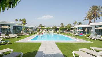 2 piscinas exteriores, guarda-sóis, espreguiçadeiras