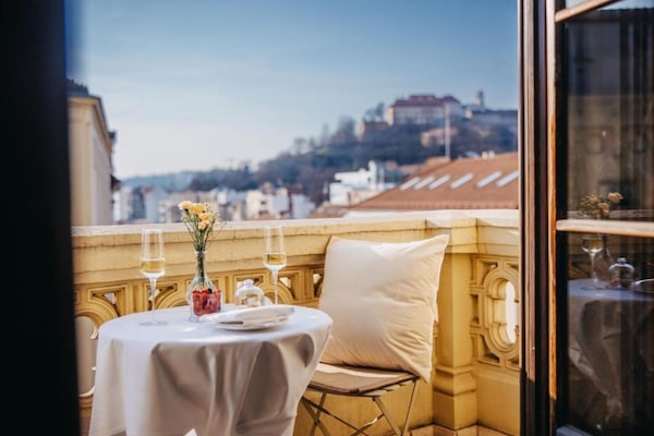 Suíte grand, 1 quarto, sacada, vista para a cidade | Vista do quarto