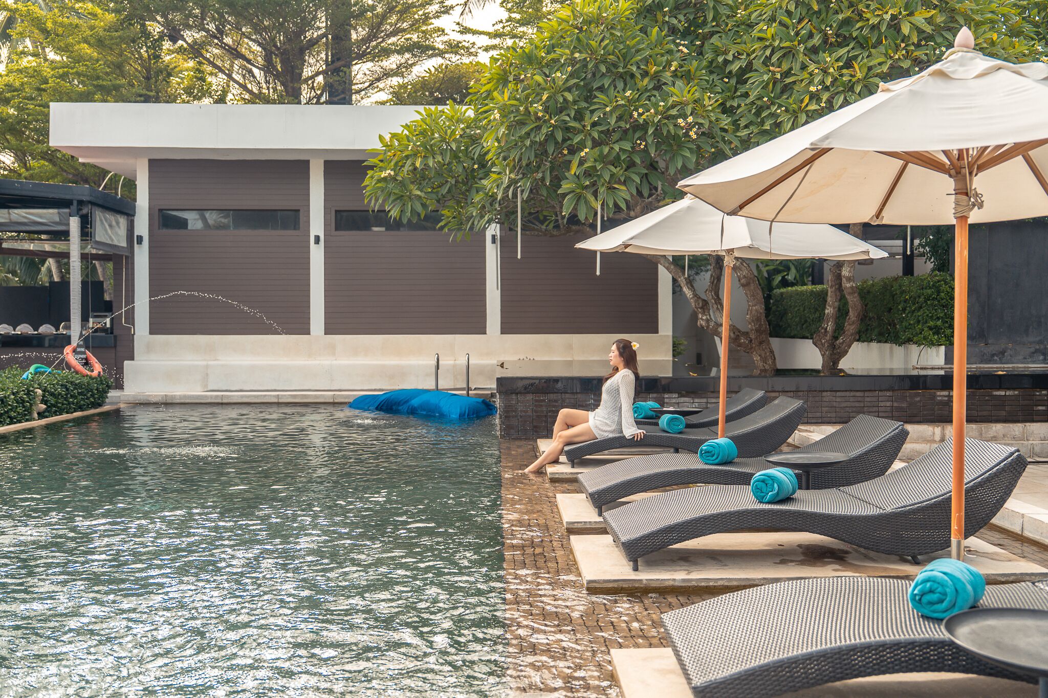 Piscina externa, espreguiçadeiras