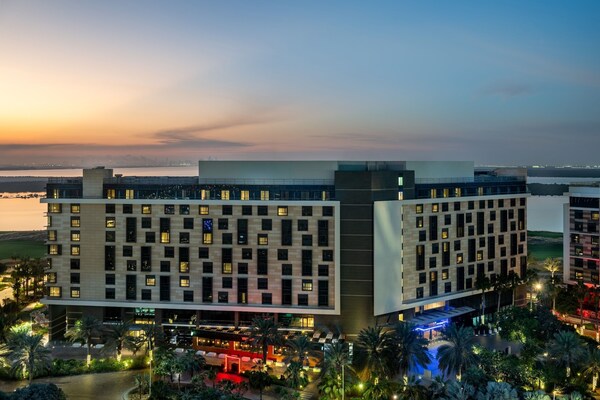 Yas Plaza Mangroves - Abu Dhabi