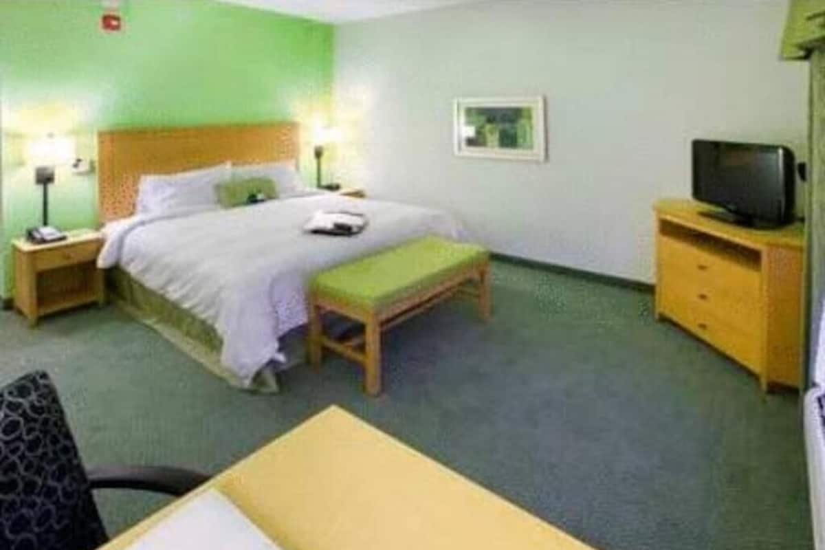 Escrivaninha, cortinas blackout, quartos à prova de som