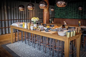 Pequeno-almoço preparado no momento diário (19.00 CHF por pessoa) 