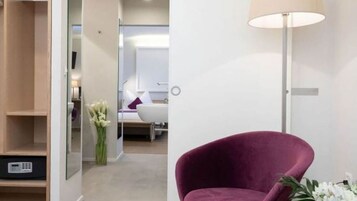 Quarto | Roupa hipoalergénica, cofre no quarto, com decoração personalizada