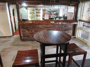 2 bares/lounges, este bar com transmissão de jogos em direto 