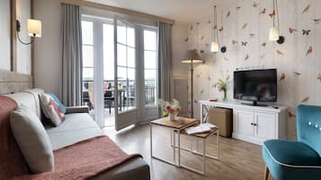 Apartamento, 2 quartos, varanda | Sala de estar | TV de ecrã plano