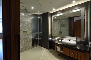 Quarto Twin Familiar | Casa de banho | Artigos de higiene pessoal grátis, um secador de cabelo, chinelos
