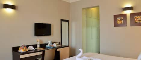 Cofre no quarto, secretária, Wi-fi grátis, roupa de cama fornecida