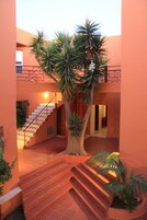 Um edifício com vários andares e uma escadaria que leva a um andar superior.