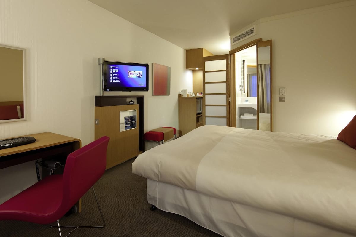 Quarto superior, 1 cama Queen e sofá-cama | Frigobar, cofres nos quartos, escrivaninha