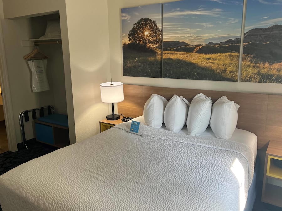 Cofres nos quartos, escrivaninha, ferros/tábuas de passar roupa