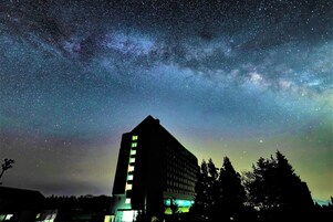 Fachada do alojamento (tarde/noite)