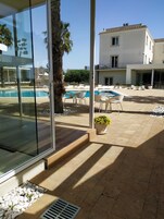 Piscina externa, funciona das 10h30 às 18h30, guarda-sóis