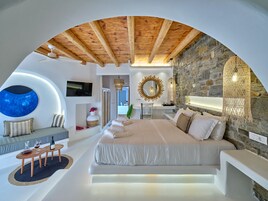 Luxury Suite with Private Pool | Cofres nos quartos, individualmente decorados