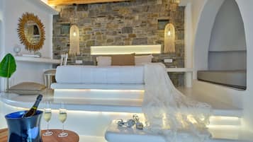 Luxury Suite with Private Pool | Sala de estar | TV de ecrã plano
