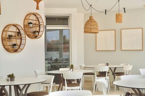 Pequenos-almoços e jantares servidos, junto à piscina 